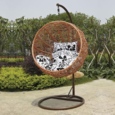 China Buitenhangende Rattan-eierstel Leisure Wicker Patio Swing Chair voor tuinmeubilair Te koop