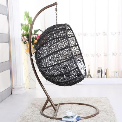 China Buitenhangende Rattan-eierstel Leisure Wicker Patio Swing Chair voor tuinmeubilair Te koop
