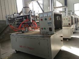 Chine Meurent la machine de moulage de soufflement latérale de coup en plastique de PE des moules pp pour les bouteilles moulées par coup à vendre