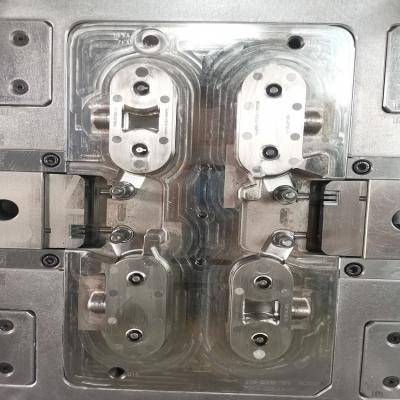 Cina Stampaggio ad iniezione freddo della cavità del corridore 4 della muffa di plastica dei prodotti di PA66 GF33 in vendita