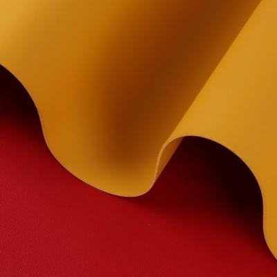 Cina tessuto di cuoio sintetico rosso della pelle scamosciato del Faux dell'unità di elaborazione del vino di 1.7-1.8mm per la sede di automobile in vendita