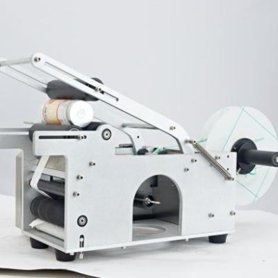 China Máquina de etiquetado digital de botellas redondas de plástico fácil de operar aplicador de etiqueta semiautomático en venta