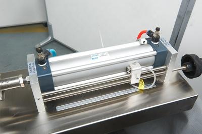 China accuracy Y1WTD Australia Piston Filler Bottled Milk Tea Water Bottle Filling Machine for sale