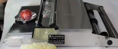 Cina Macchina di confezionamento manuale con pellicola di aggancio per confezionamento a mano elettrico di qualità alimentare 220V 5kg in vendita