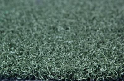 Cina 17 mm di materiale PE per golf erba artificiale per sport all'aperto o pavimento con buchi di drenaggio e alta densità in vendita