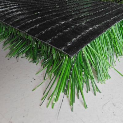 Cina 50mm Sport Artificiale Turf Durabilità elevata e eccellenti prestazioni di drenaggio per campi da calcio in vendita