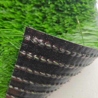 Cina 50mm Sport Artificiale Turf Durabilità elevata e eccellenti prestazioni di drenaggio per campi da calcio in vendita