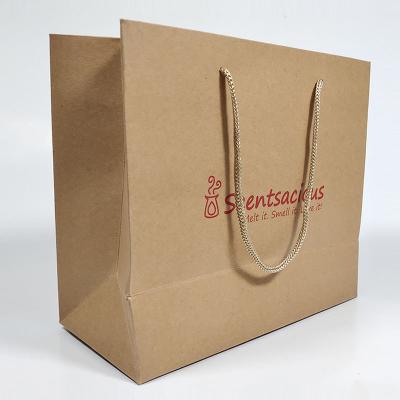 Cina Stampa offset con manicotto di patch, sacchetto di carta per acquisti personalizzati durevoli e riciclabili in vendita