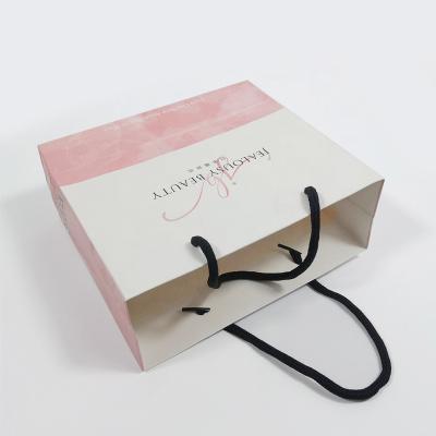 Cina Carta di stampa offset Borse per imballaggio regalo Abbigliamento cosmetico di lusso Borse regalo in vendita