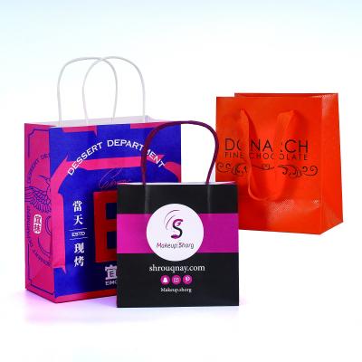 China Sacos de papel reciclável de cores ecológicas com alças impressão offset à venda