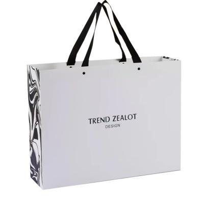 Cina Imballaggio sacchetto di carta per abbigliamento scarpe logo personalizzato stampato sacchetti di carta di lusso in vendita