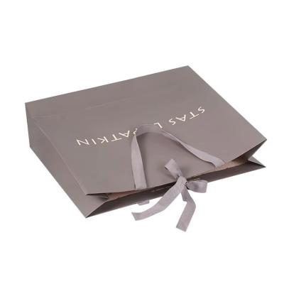 Cina Imballaggio sacchetto di carta per abbigliamento scarpe logo personalizzato stampato sacchetti di carta di lusso in vendita