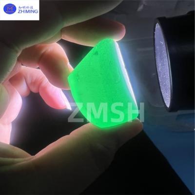 China Lab-groeide fancy gekleurde saffier ruw in groen voor sieraden toepassingen Te koop