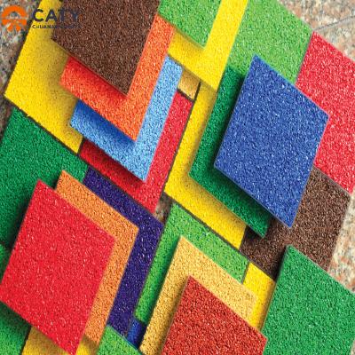 China Granulados de borracha EPDM resistentes aos raios UV Ambientais para pista de corrida Parques de diversões Campos desportivos à venda