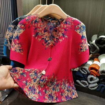 China Printing High-End Women's Spring Summer Top Dragon Scale Pleated Three-Button Printed Elegant Loose Casual T-Shirt Knitted Fabric for sale