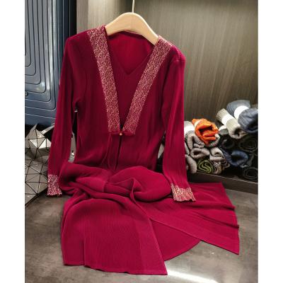 China Two pieces of high-end solid color V-neck pleated pullover loose plus size elegant autumn dress for sale