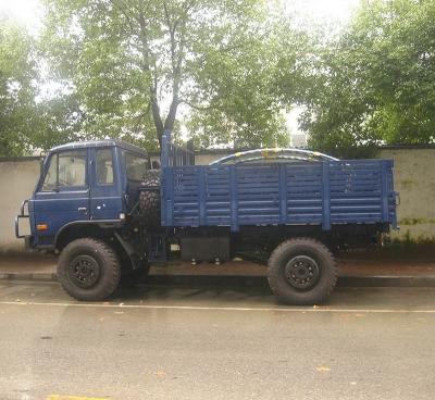 Cina Finestra automatica Dongfeng 4x2 4x4 AWD 5T 10T camion merci del deserto con sistema multimediale in vendita