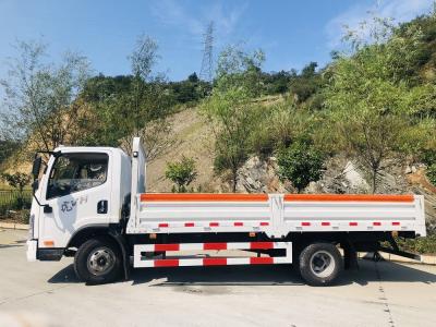 Cina 4x2 camion leggero a letto piatto con finestra manuale e piastra di colonna tipo serbatoio di carico in vendita