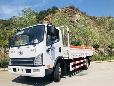 Cina 4x2 camion leggero a letto piatto con finestra manuale e piastra di colonna tipo serbatoio di carico in vendita