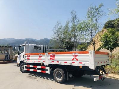 Cina 4x2 camion leggero a letto piatto con finestra manuale e piastra di colonna tipo serbatoio di carico in vendita