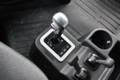 China Volledig elektrische tractor met een capaciteit van 40 ton met 6x4 wiellaandrijving en touchscreen Te koop