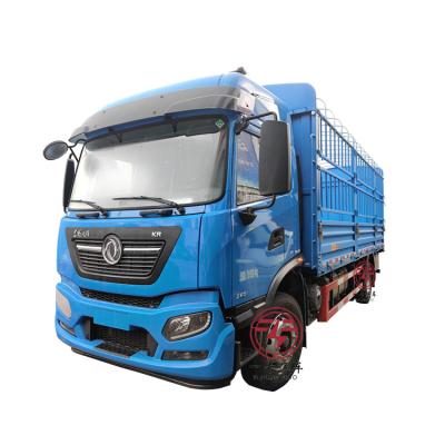 Cina EURO 5 10 tonnellate Dongfeng 4x2 Stake Cargo Truck con passo tra le ruote di 5000 mm e trasporto di animali in vendita