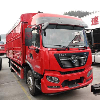 Cina EURO 5 10 tonnellate Dongfeng 4x2 Stake Cargo Truck con passo tra le ruote di 5000 mm e trasporto di animali in vendita