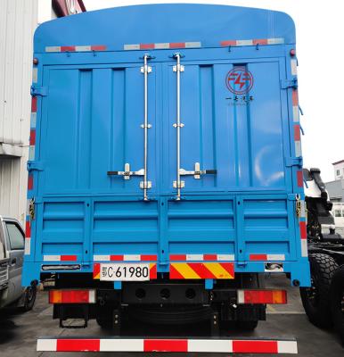 Cina EURO 5 10 tonnellate Dongfeng 4x2 Stake Cargo Truck con passo tra le ruote di 5000 mm e trasporto di animali in vendita