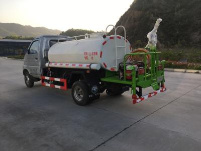 Cina Cisterna per l'acqua Camione per il trasporto Dongfeng 4x2 Mini 2CBM/2000Litri per la spruzzatura dell'acqua in vendita