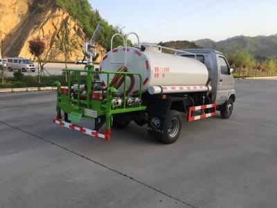 Cina Cisterna per l'acqua Camione per il trasporto Dongfeng 4x2 Mini 2CBM/2000Litri per la spruzzatura dell'acqua in vendita