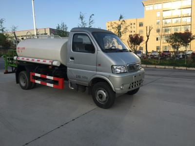 Cina Cisterna per l'acqua Camione per il trasporto Dongfeng 4x2 Mini 2CBM/2000Litri per la spruzzatura dell'acqua in vendita