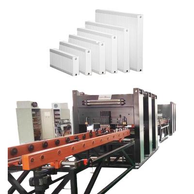 Una linea di produzione di dissipatori di calore per trasformatori completamente automatica che utilizza bracci meccanici per il carico e lo scarico