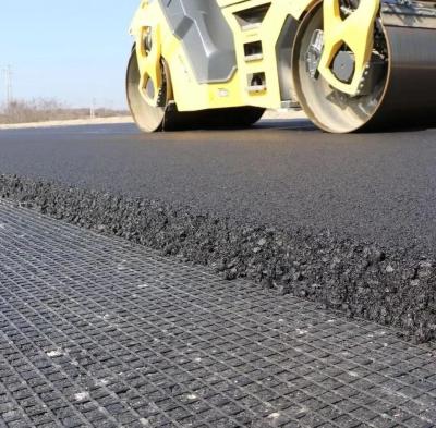 China Fiberglas-zweiachsige Geotextilien Geogrid 50KN 100KN mit Bitumen-Beschichtung zu verkaufen