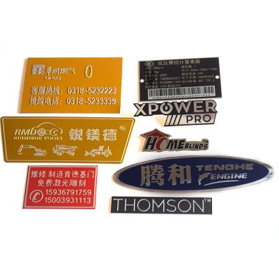 Cina Custom Embossed Aluminum Alloy Nameplate Logo Metal Tag Nameplate For Bag And Cloth in vendita