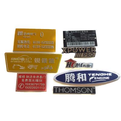 Cina Custom Embossed Aluminum Alloy Nameplate Logo Metal Tag Nameplate For Bag And Cloth in vendita