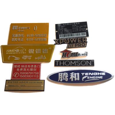 Cina Custom Embossed Aluminum Alloy Nameplate Logo Metal Tag Nameplate For Bag And Cloth in vendita
