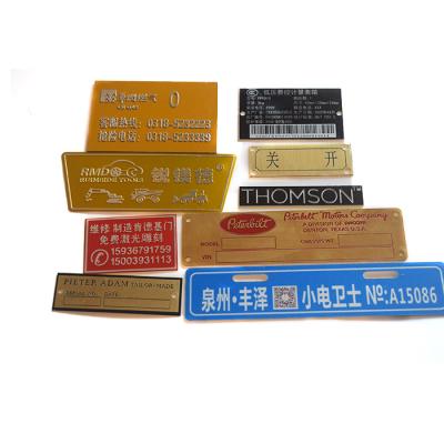Cina Custom Embossed Aluminum Alloy Nameplate Logo Metal Tag Nameplate For Bag And Cloth in vendita
