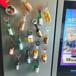 Cina Multifunction Bottle Shape Beer Opener Custom Logo Wall Mount Beer Fridge Magnet Opener in vendita
