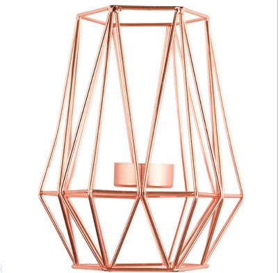 Cina Hot Sale Metal Candle Stand  Sturdy Material Wholesale Candlestick Tabl Lamp Nordic Candle Holder in vendita