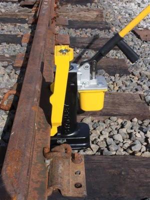 China 2.5 to 10 ton Railway Jack Mechanical Jack Lifter for sale