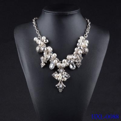 China Fashion Luxury Gold Chain Big Pearl Cluster Chunky Choker Bib Statement Necklace for sale