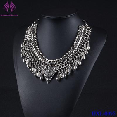 China Retro antique silver triangle rivet lady necklace for sale
