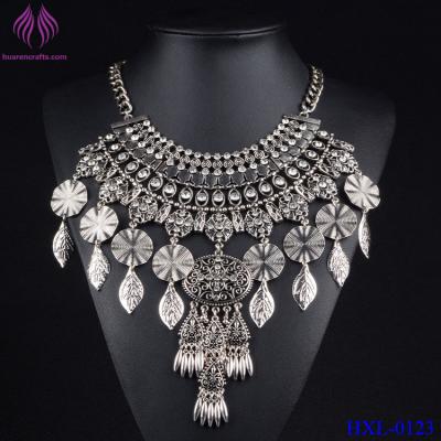 China Fashion Jewelry Luxury Leaf Rhinestone Choker Bib Necklace for sale