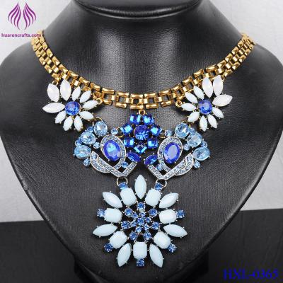 China Fashion Crystal Necklaces Pendants Luxury Crystal Flower Statement Necklace for sale