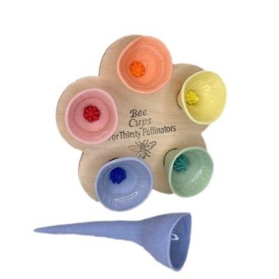 Chine Couleur personnalisée Bee Colibri distributeur d'eau d'oiseau de fourrage Cuve d'alimentation en résine pour jardin extérieur à vendre