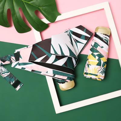 Китай Настраиваемый цвет Малый свежий винил Солнечный и дождливый карманный зонтик для выставочных подарков продается