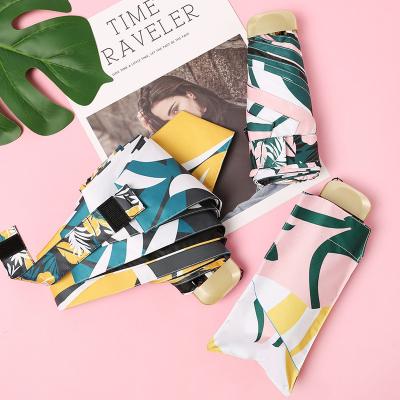 Китай Настраиваемый цвет Малый свежий винил Солнечный и дождливый карманный зонтик для выставочных подарков продается