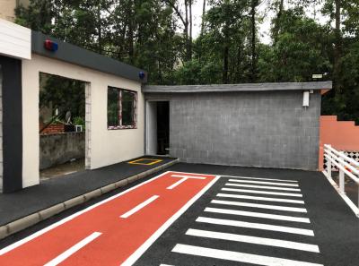 Cina Superficie di pista EPDM personalizzabile con eccellente resistenza all'abrasione e ai raggi UV in vendita