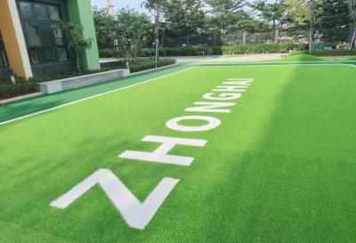China Césped artificial de jardín de lujo de primera calidad con protección UV Decoración de jardín Césped de 40 mm en venta