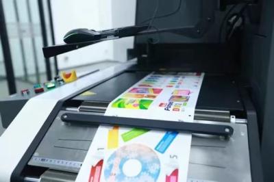 Cina 4-6 colori UV Inkjet Digital Label Printer per carta/film in vendita